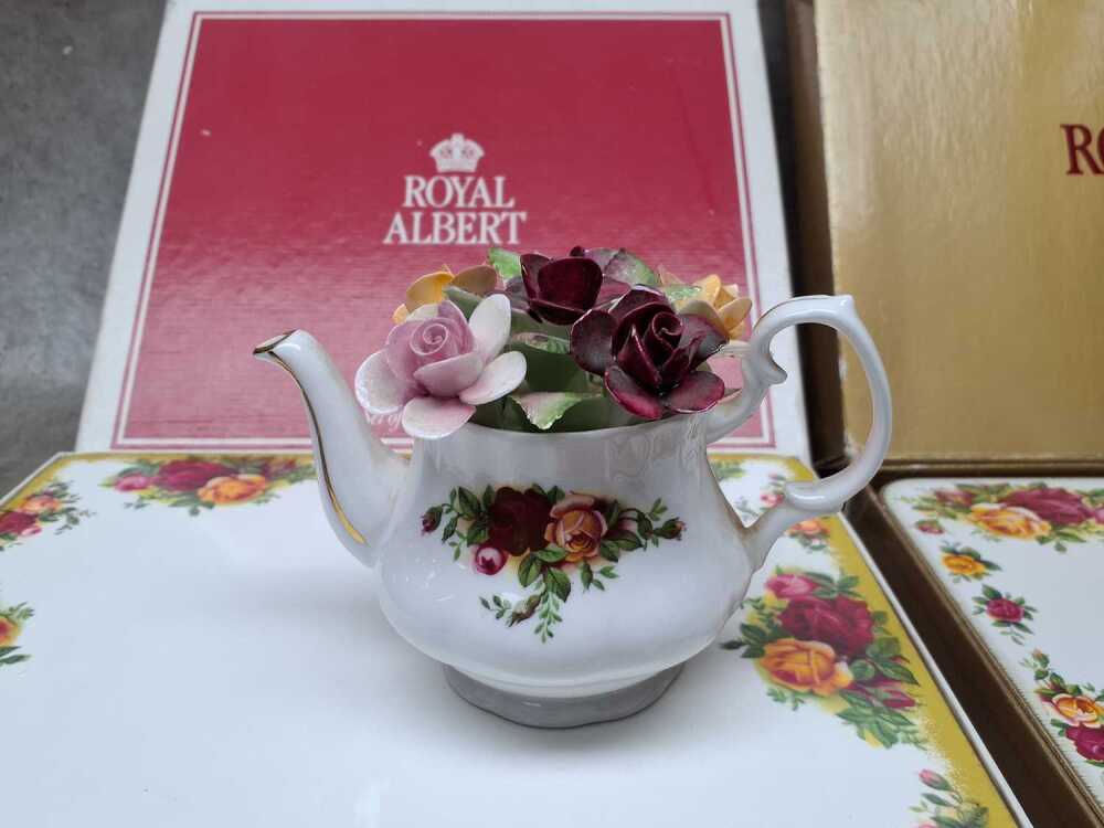 Four Royal Albert Old Country Roses items